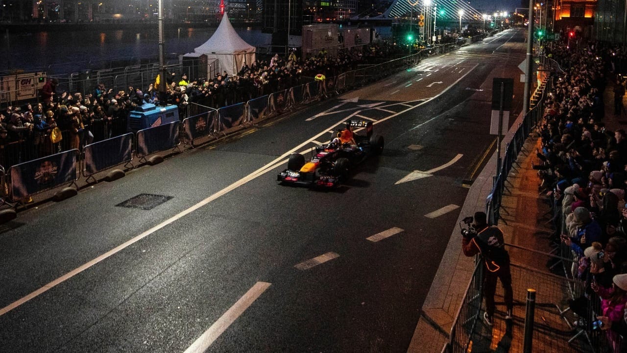 Red Bull exibe carro de título de Vettel durante apresentação nas ruas ...