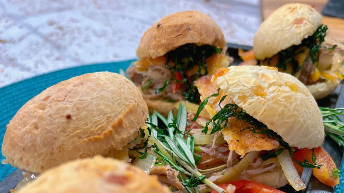 Sanduíche de pão de queijo com pernil e couve crispy | Band Receitas