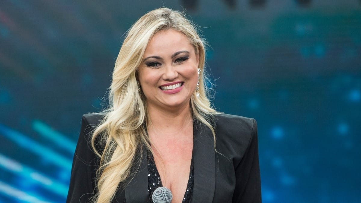 Ellen Rocche diz que fazia leituras de mão e brinca sobre poder de bruxa
