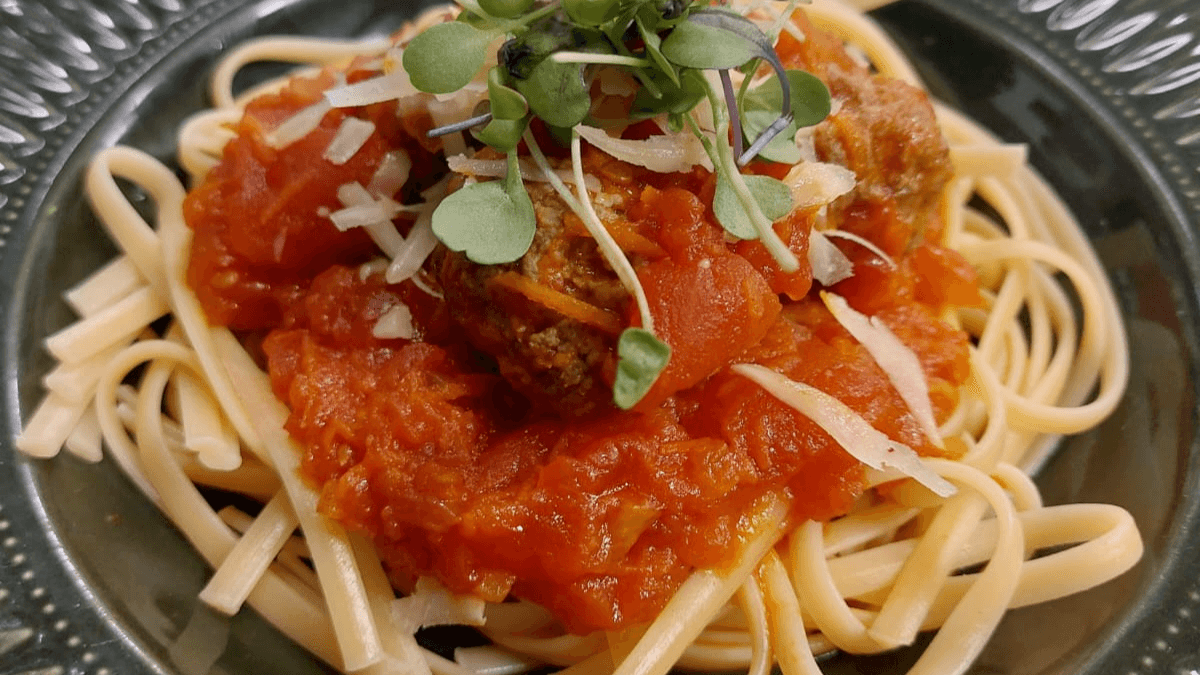 Macarrão ao molho pomodoro com polpetines de carne | Band Receitas