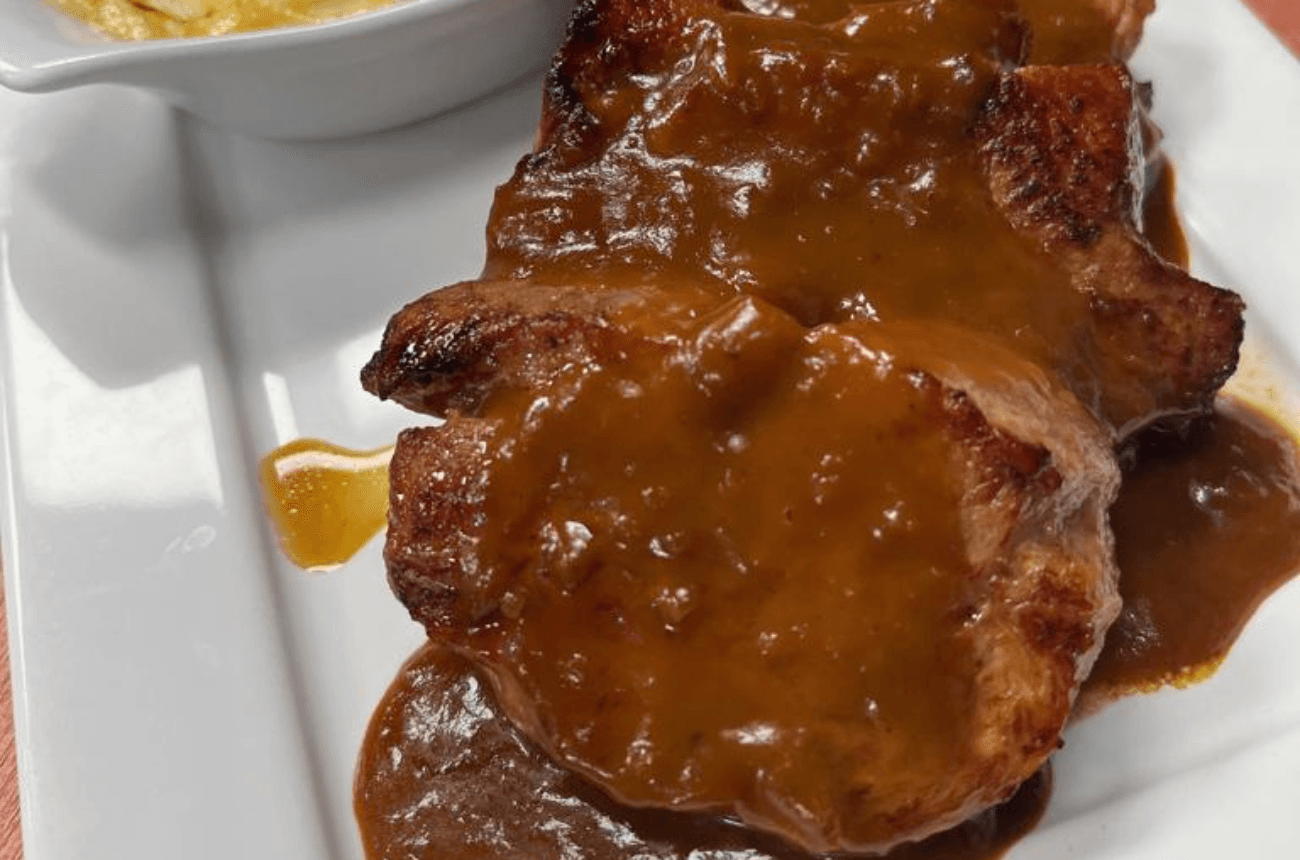 Filé de costela ao molho barbecue com cebolas caramelizadas e purê ...