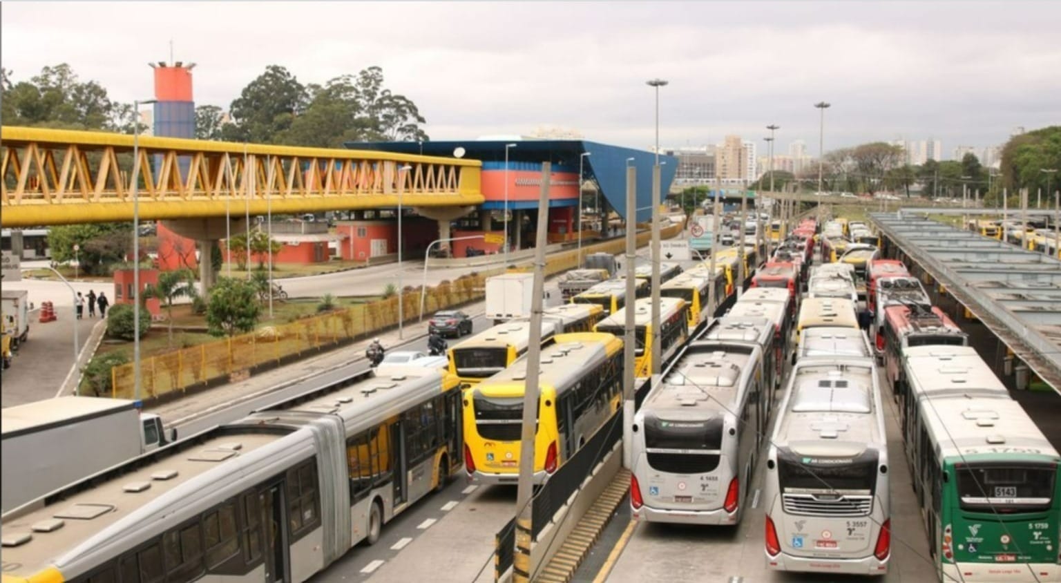 Sindicato alega atraso em pagamento e São Paulo tem greve de ônibus