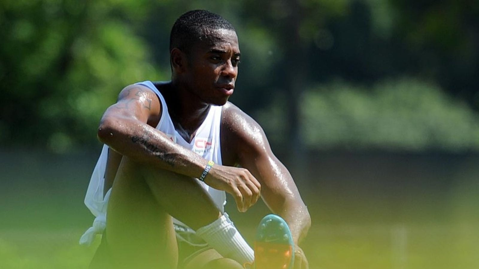 Robinho passa 1ª noite na cadeia e ficará em observação em uma cela ...