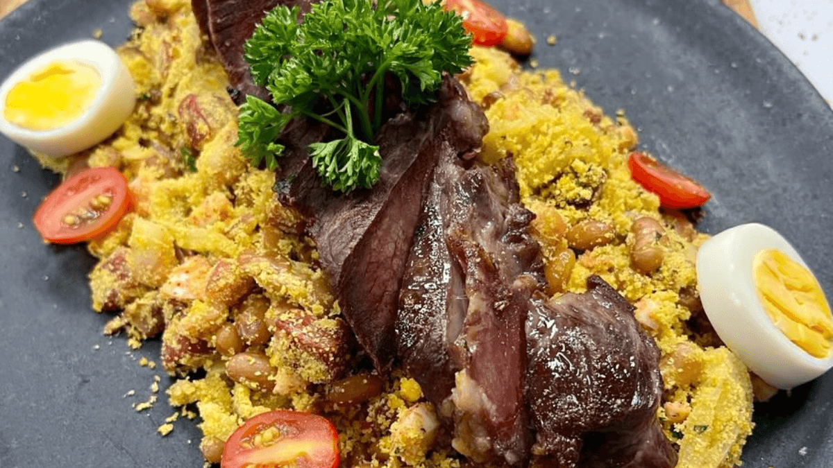 Feijão-tropeiro com bife de carne de sol | Band Receitas
