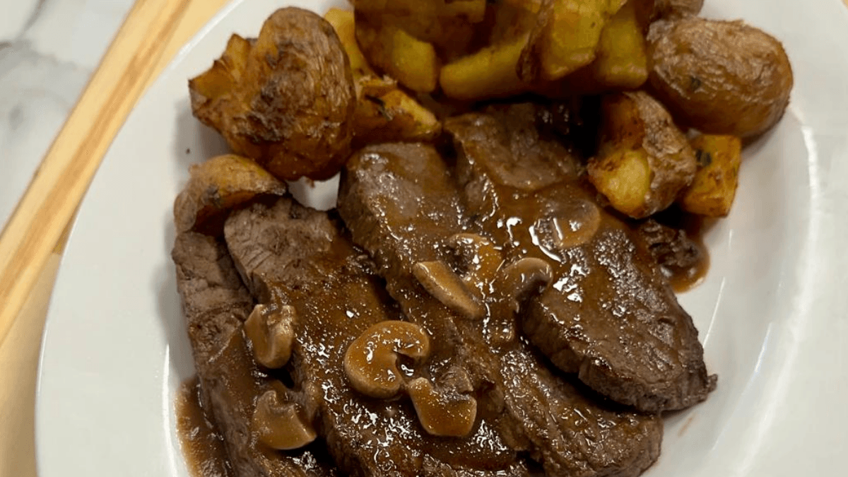 Baby beef ao molho ferrugem com batata rústica | Band Receitas