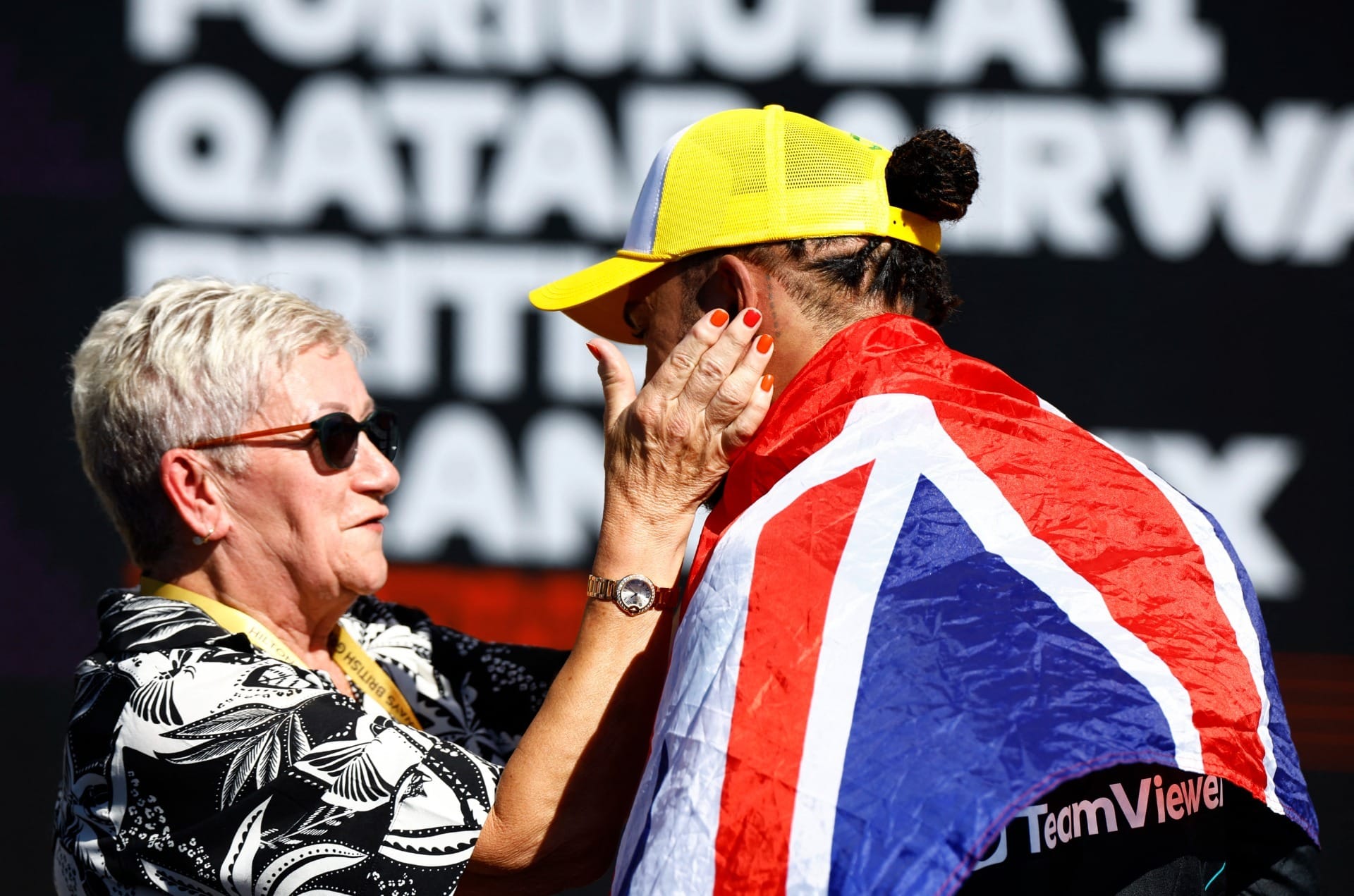 Saiba quem é a mãe de Lewis Hamilton