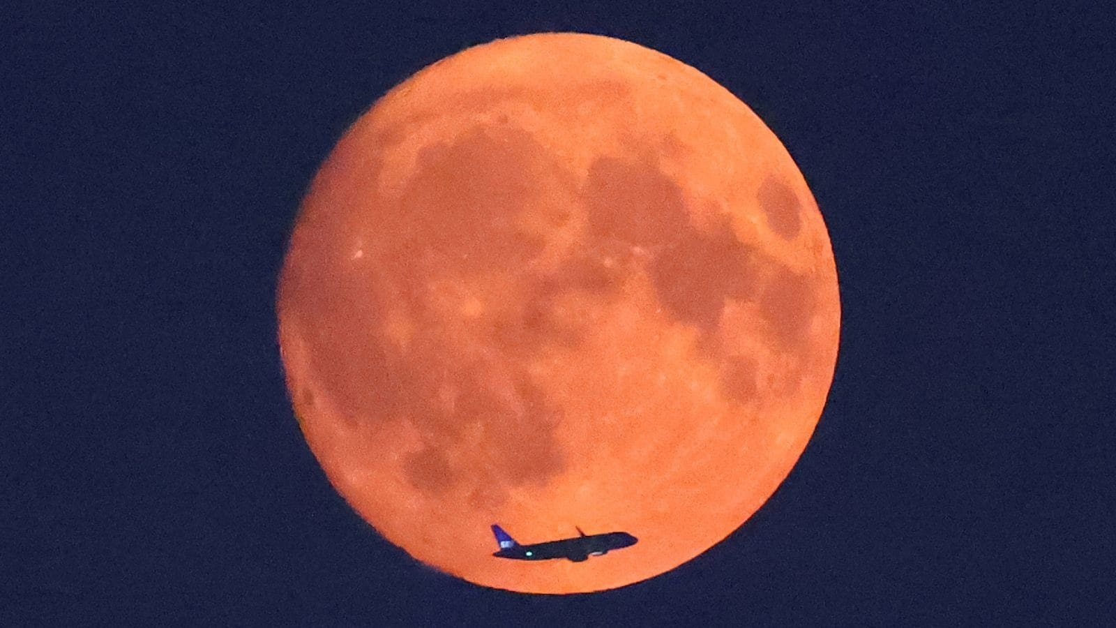 Veja imagens da primeira Superlua Azul de 2024 no Brasil e no mundo