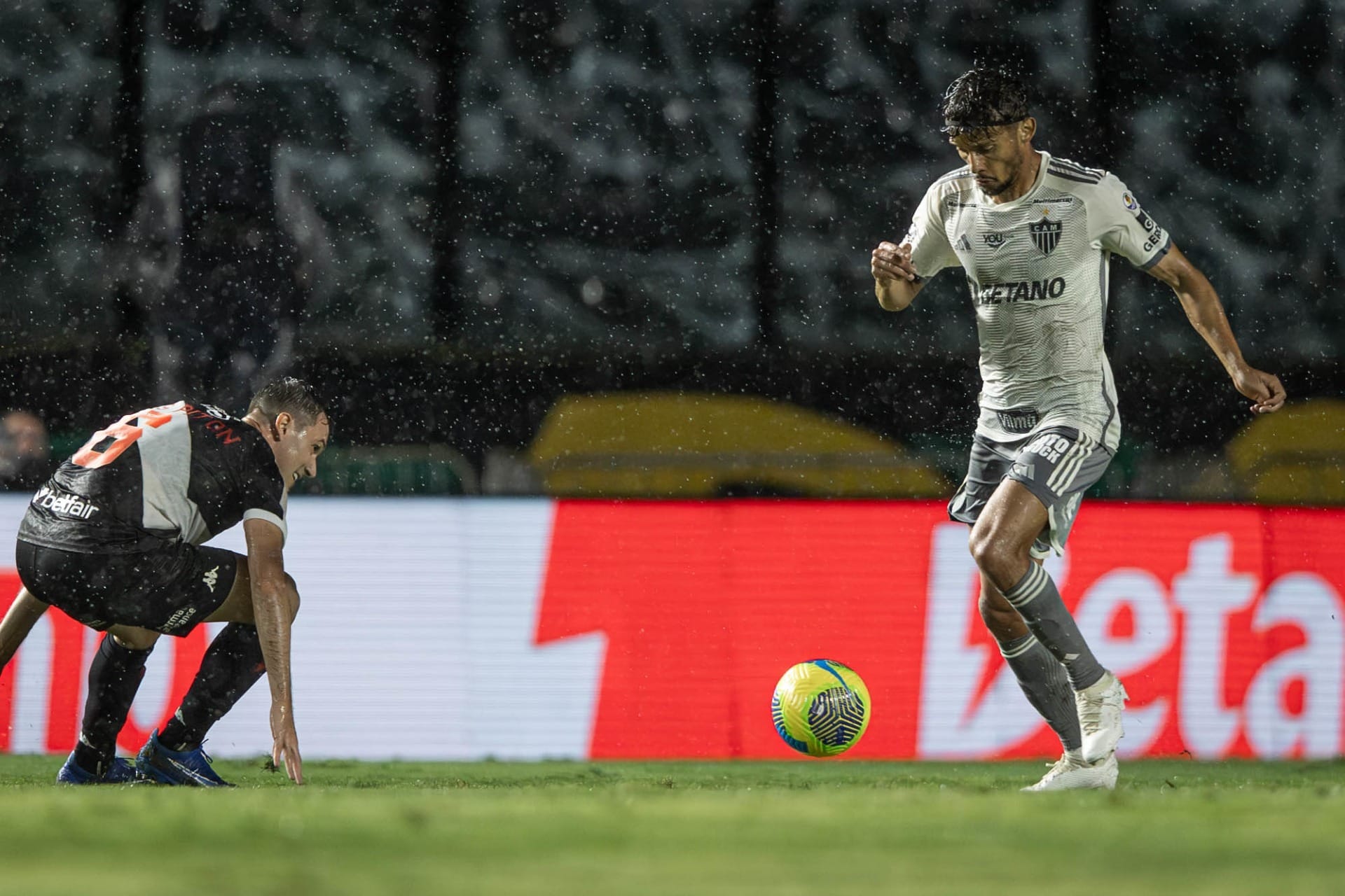 Hulk faz golaço, Atlético-MG empata com o Vasco e vai para a final da ...