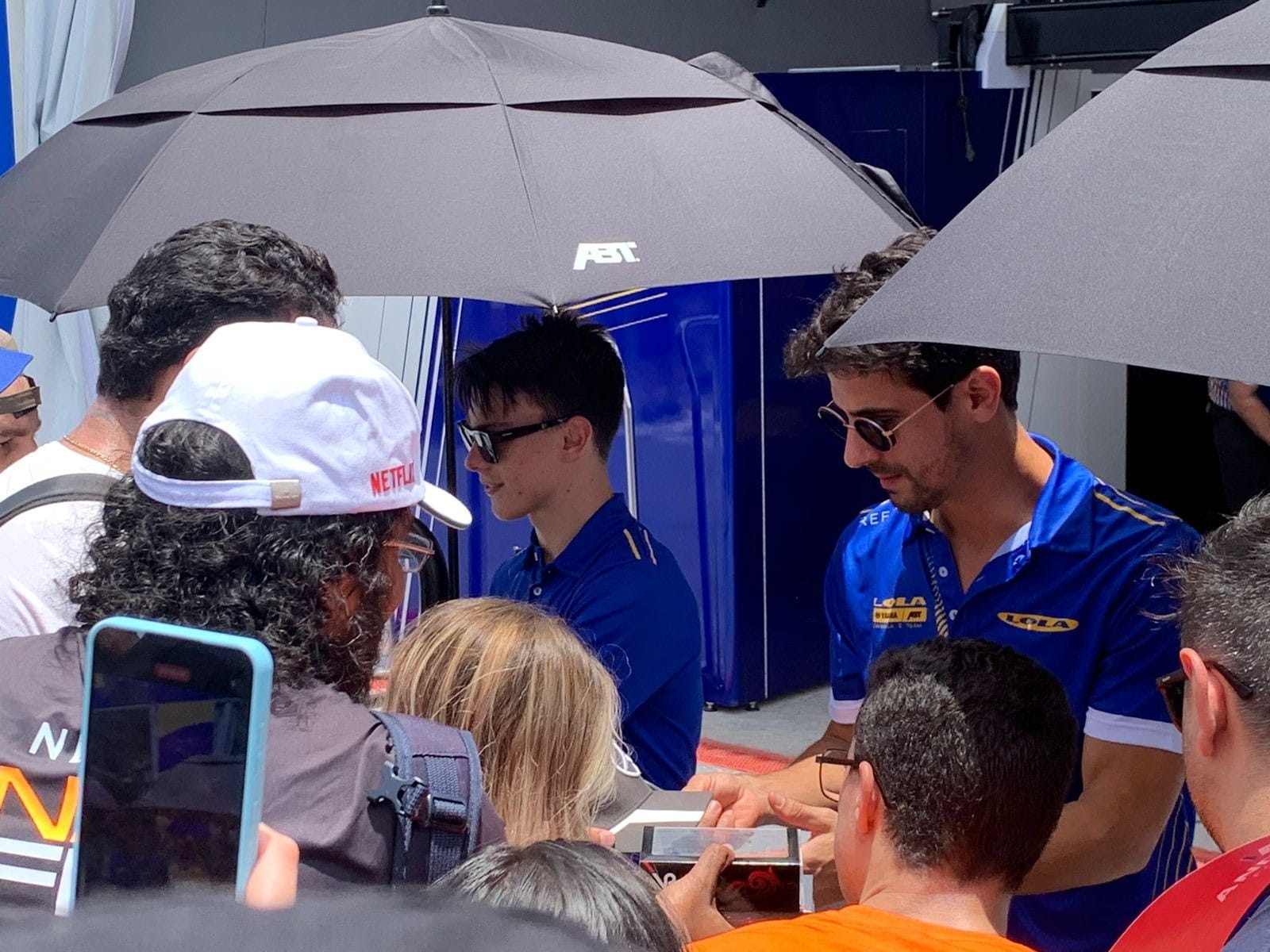 Público encara fila e calor por autógrafo de Lucas di Grassi no E-Prix ...