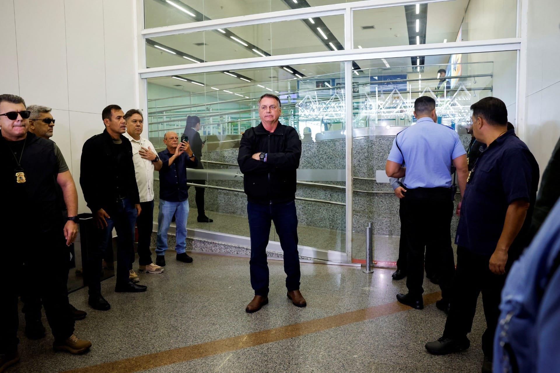 Bolsonaro diz estar chateado por não ir à posse de Trump