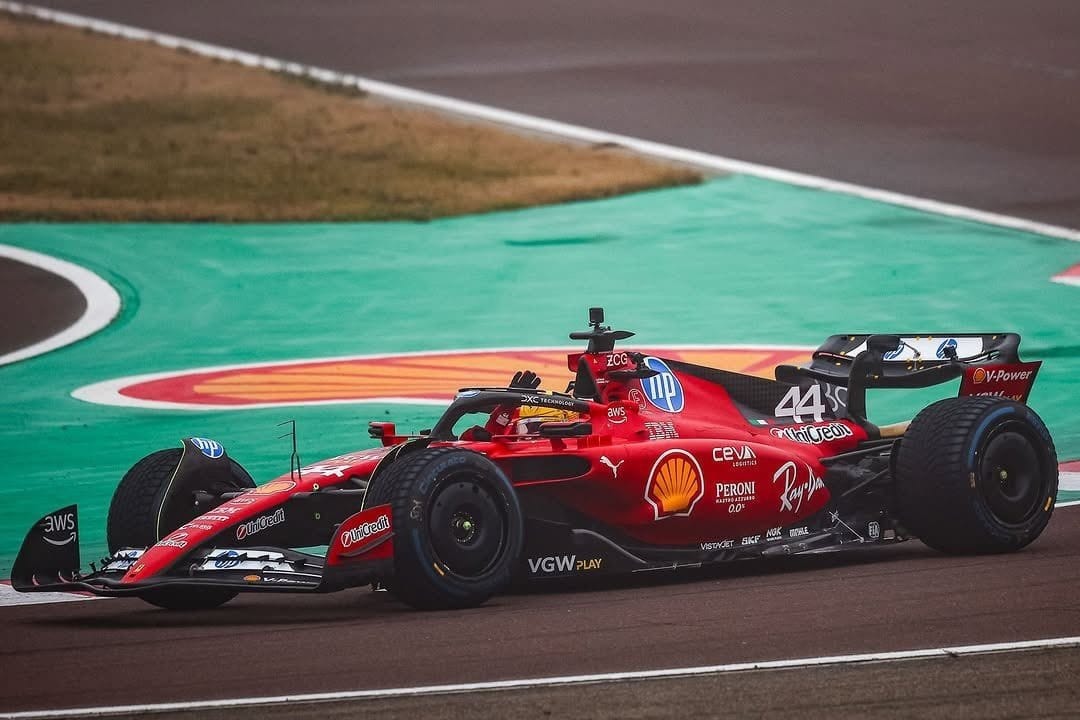 VÍDEO: Lewis Hamilton faz primeiro teste com carro de Fórmula 1 da ...