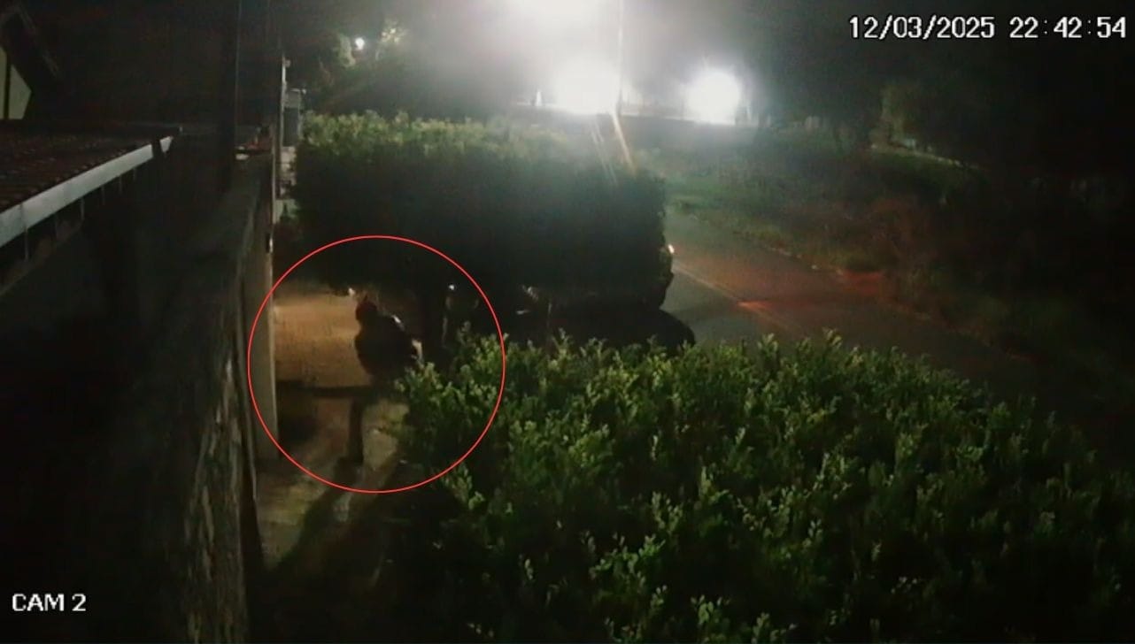 Vídeo: homem é morto a tiros na porta de casa em Mogi Guaçu