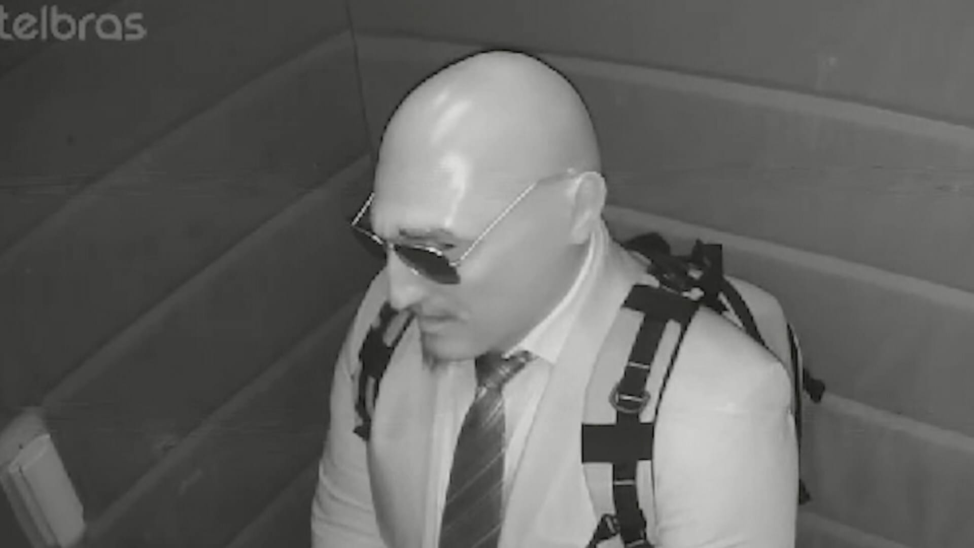 Homem usa máscara realista para invadir e furtar apart-hotel em Niterói ...