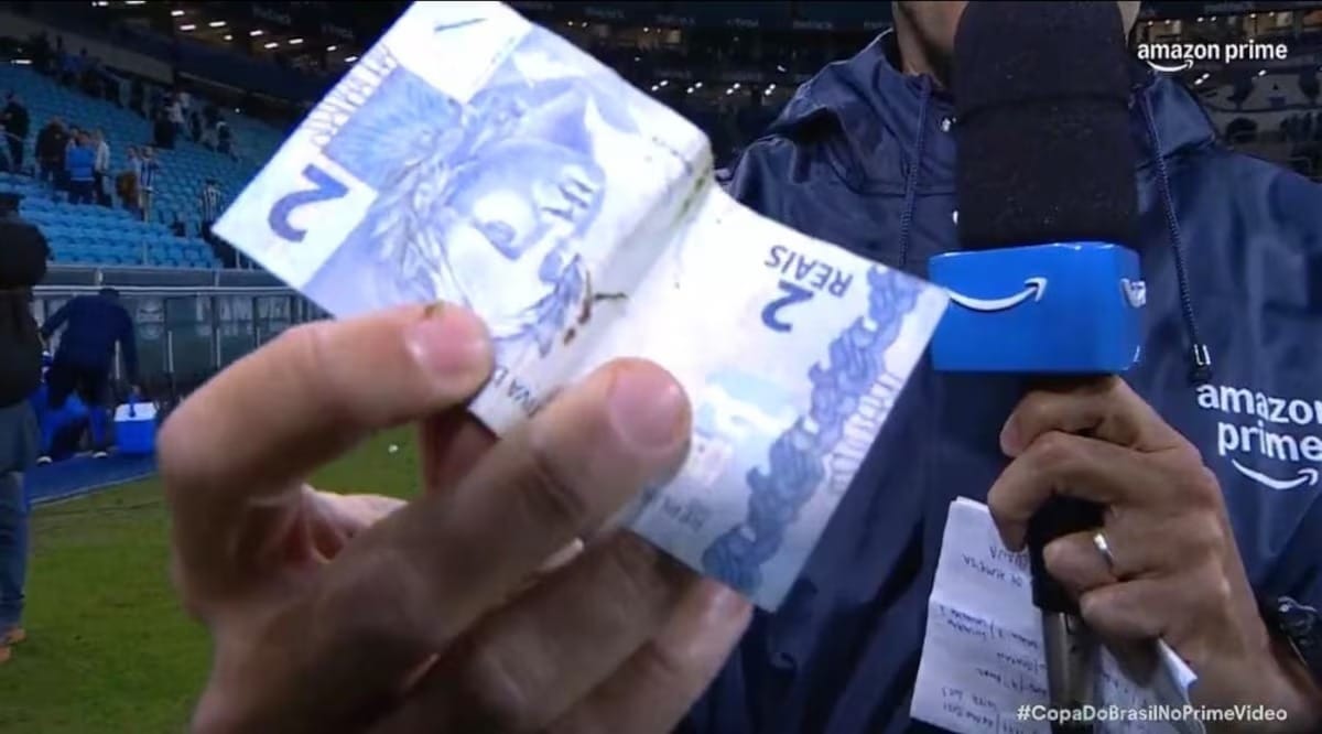 Grêmio: Dirigente joga nota de R$ 2 no campo após polêmica