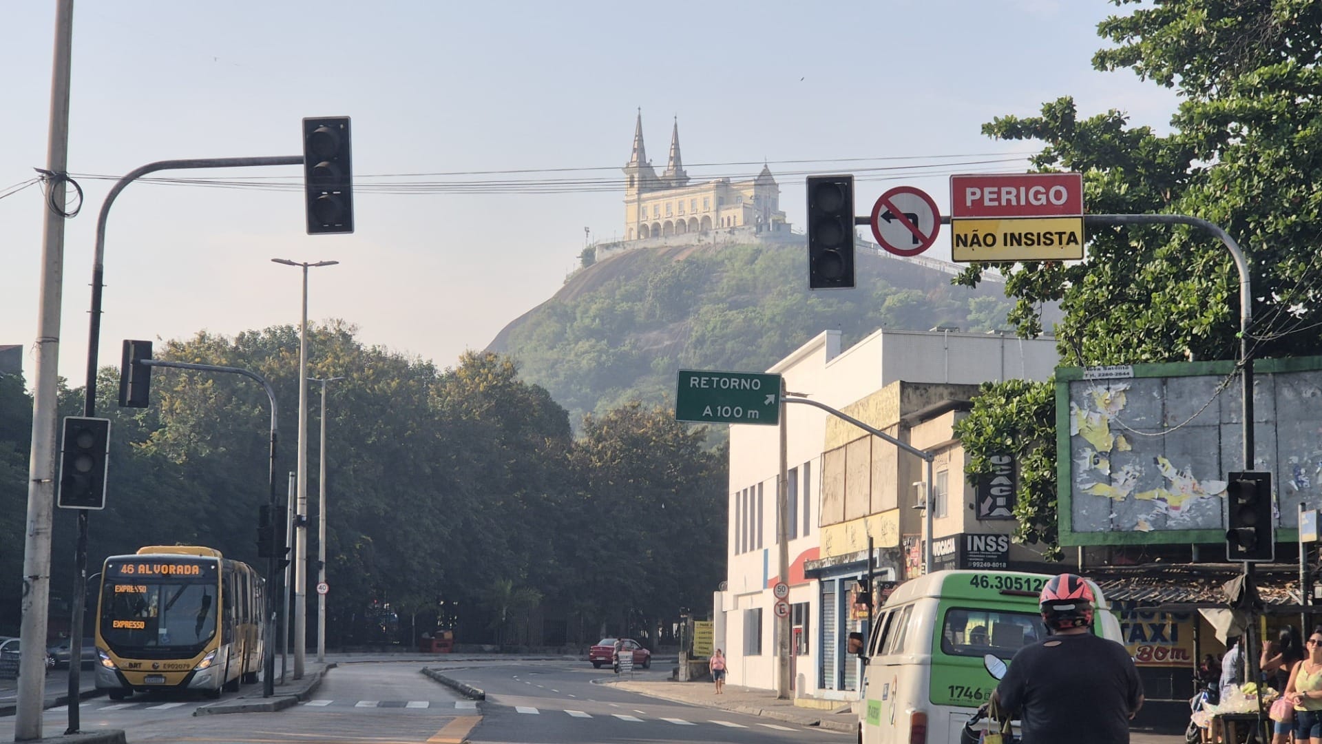 Motoristas e pedestres denunciam falta de sinais pelas ruas da Zona Norte