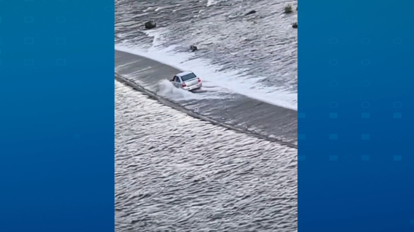 Vídeo: motorista atravessa ponte alagada no RS