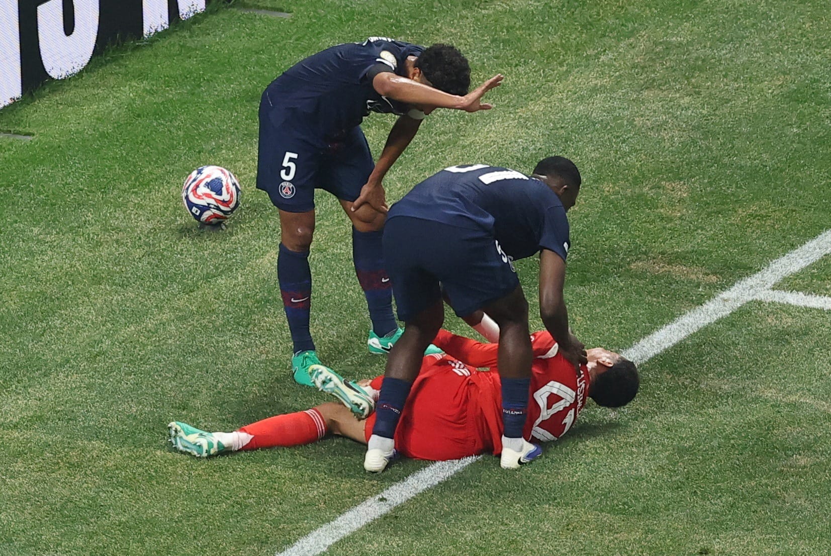 Musiala, do Bayern, sofre lesão grave em partida contra o PSG; veja imagens