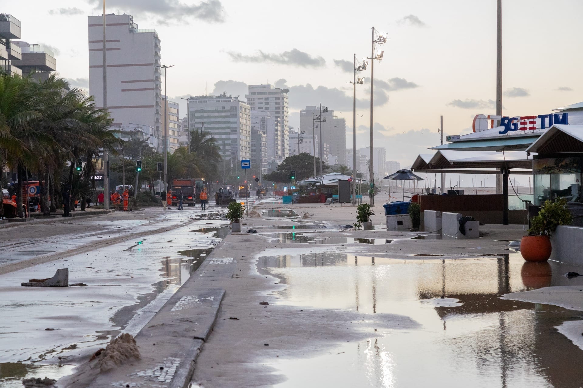 Ressaca: Mar invade ruas e causa interdições em SP e no Rio