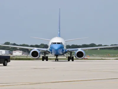 Como é o avião da Força Aérea dos EUA que pousou no Brasil