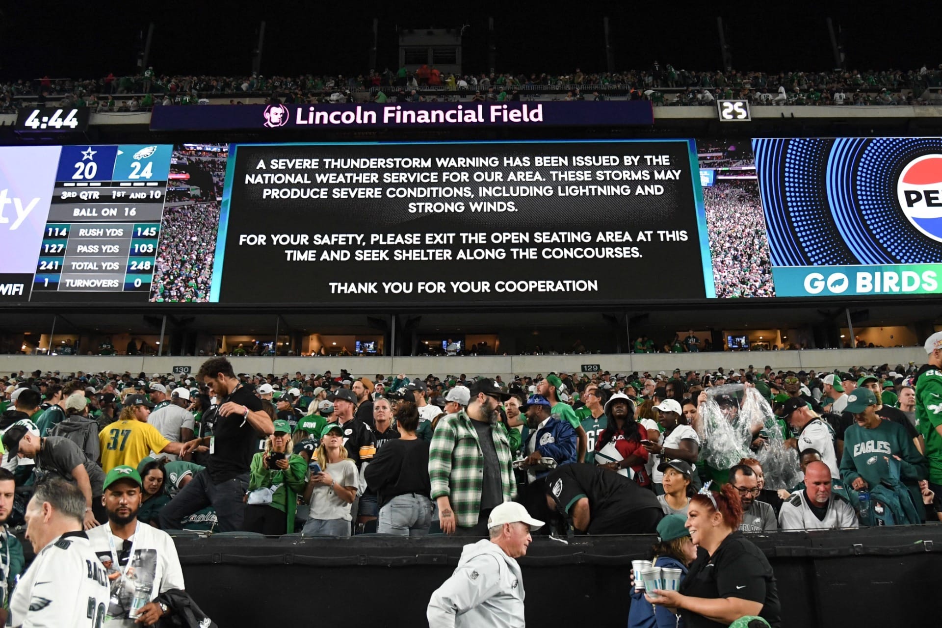 Jogo de abertura da NFL fica 1h parado por questões climáticas