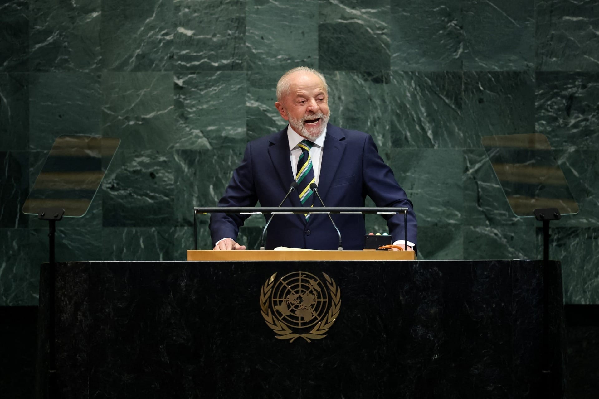 Lula comanda ato em defesa da democracia com outros chefes de Estado na ...