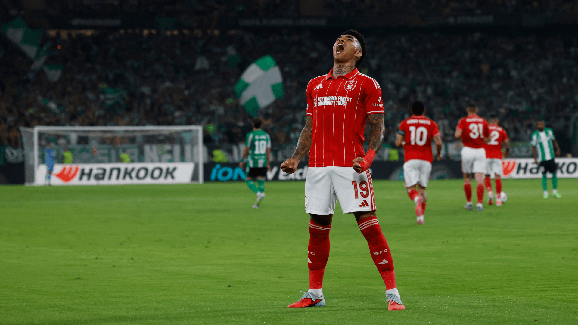 Igor Jesus marca dois em 5 minutos pelo Nottingham na Liga Europa