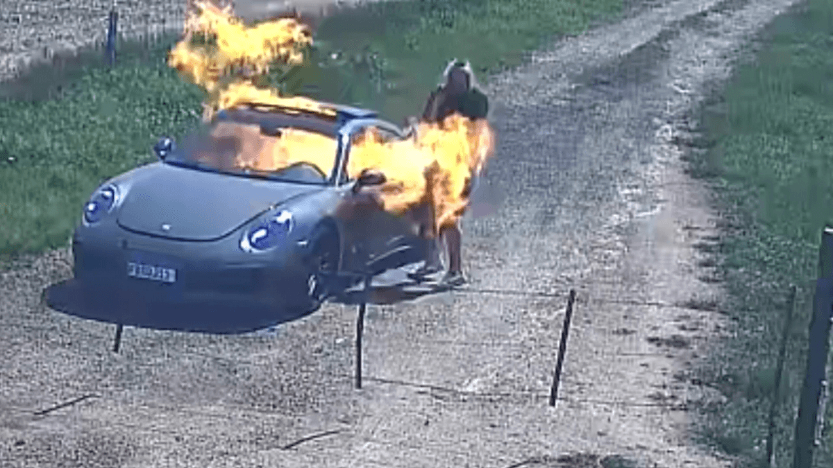 Vídeo: dono de Porsche coloca fogo no próprio carro e simula sequestro