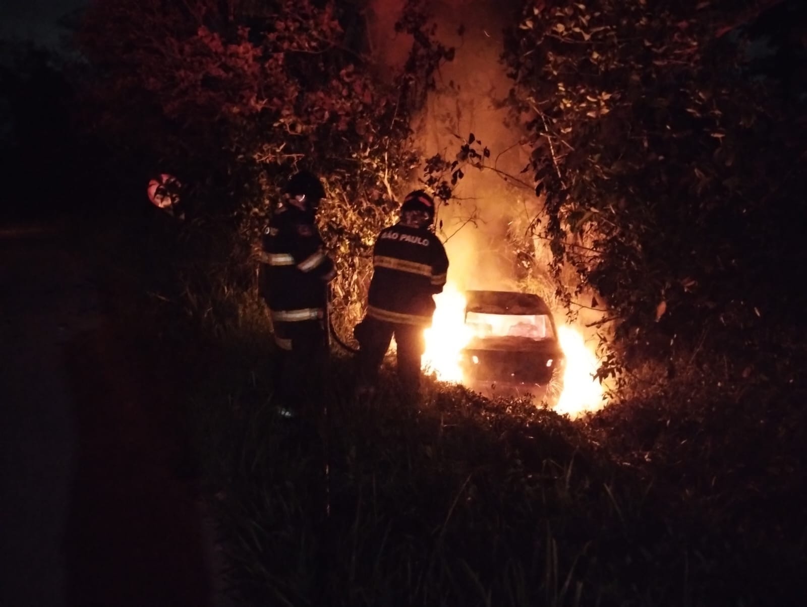 Carro pega fogo em CaraguatatubaBand Vale