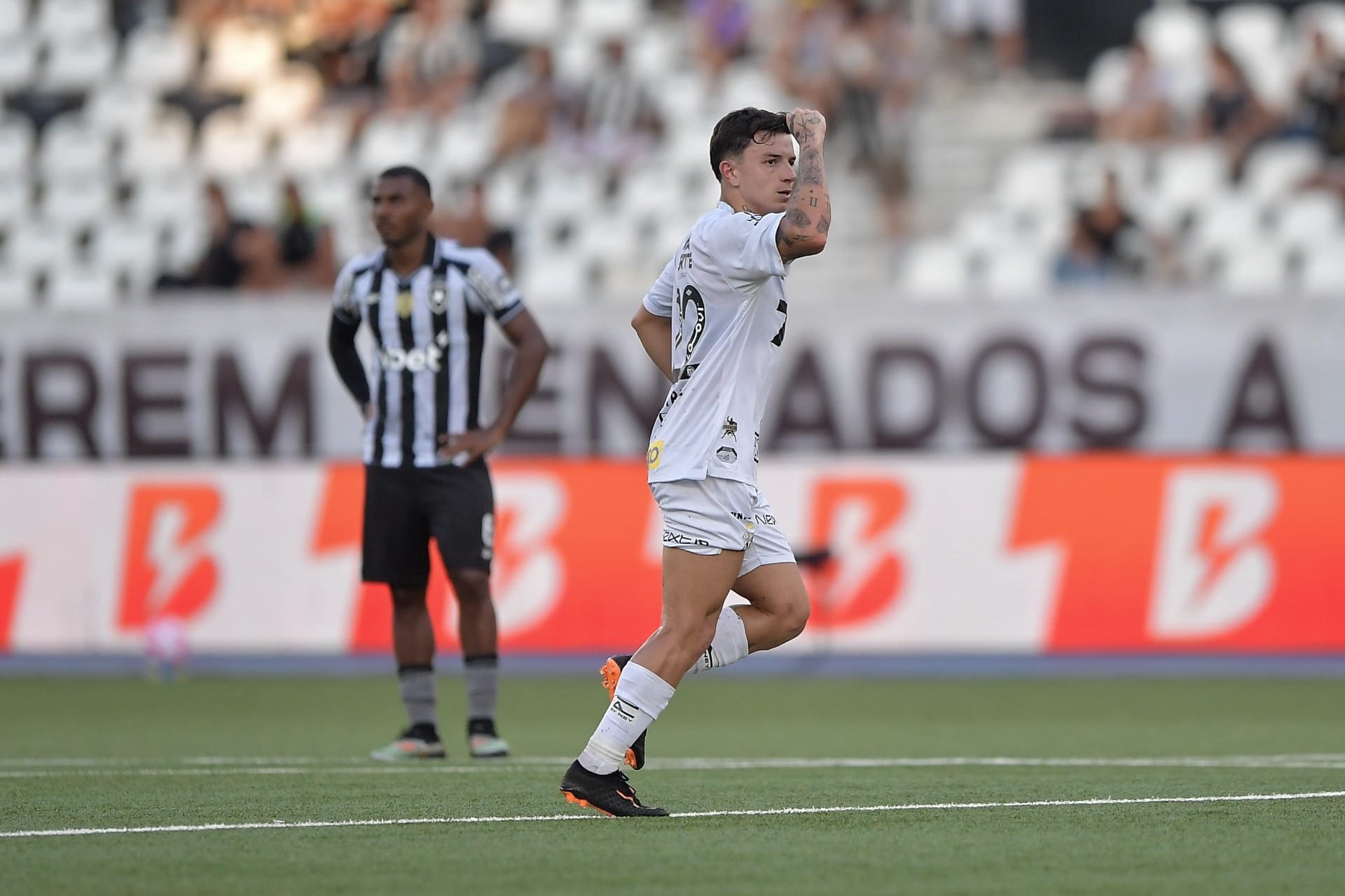 Santos supera gol relâmpago do Botafogo e busca empate duas vezes, mas ...