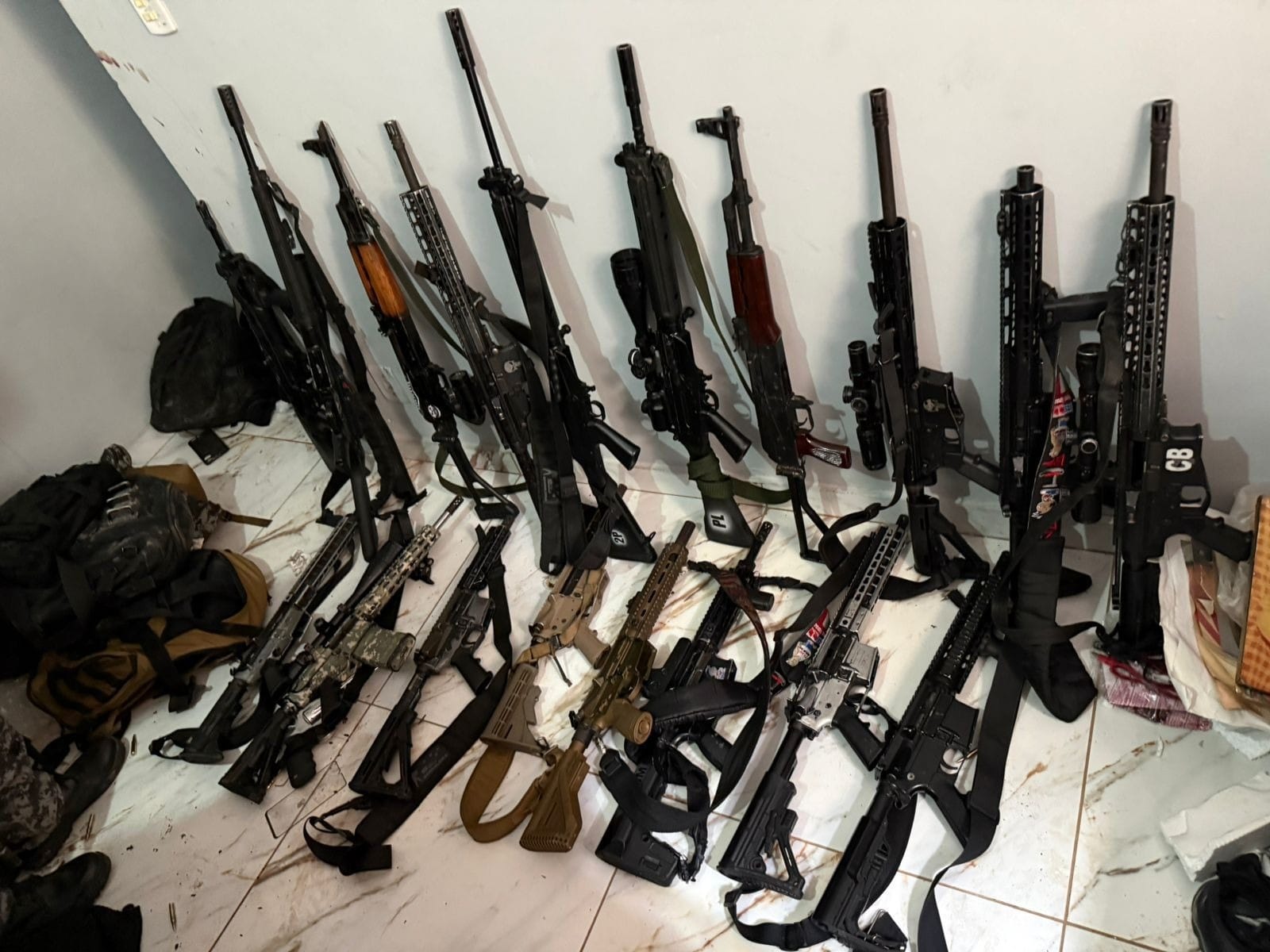 Polícia apreende armamento pesado do Comando Vermelho em operação no Rio