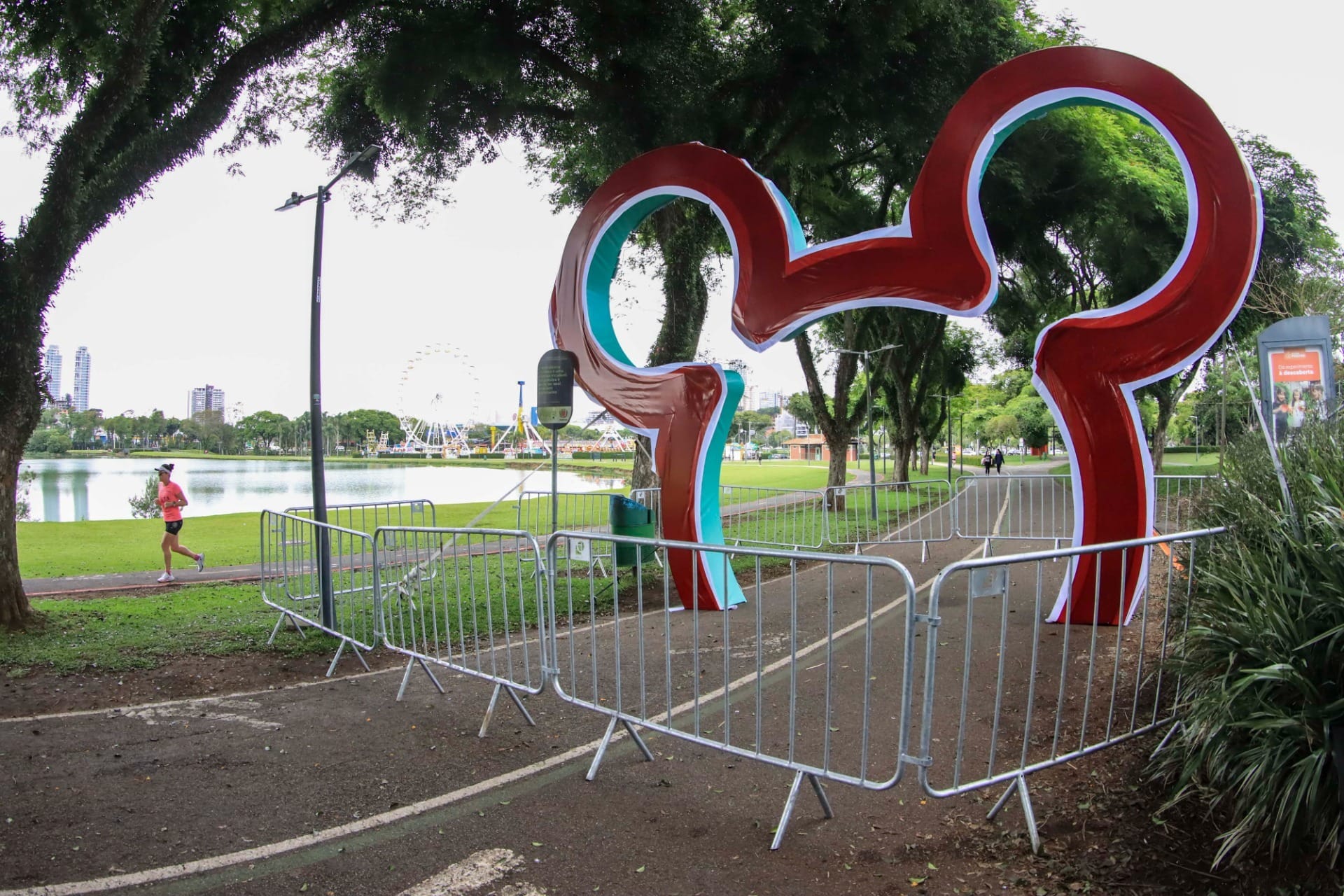 Parque Barigui começa a ganhar os enfeites do Natal 2025