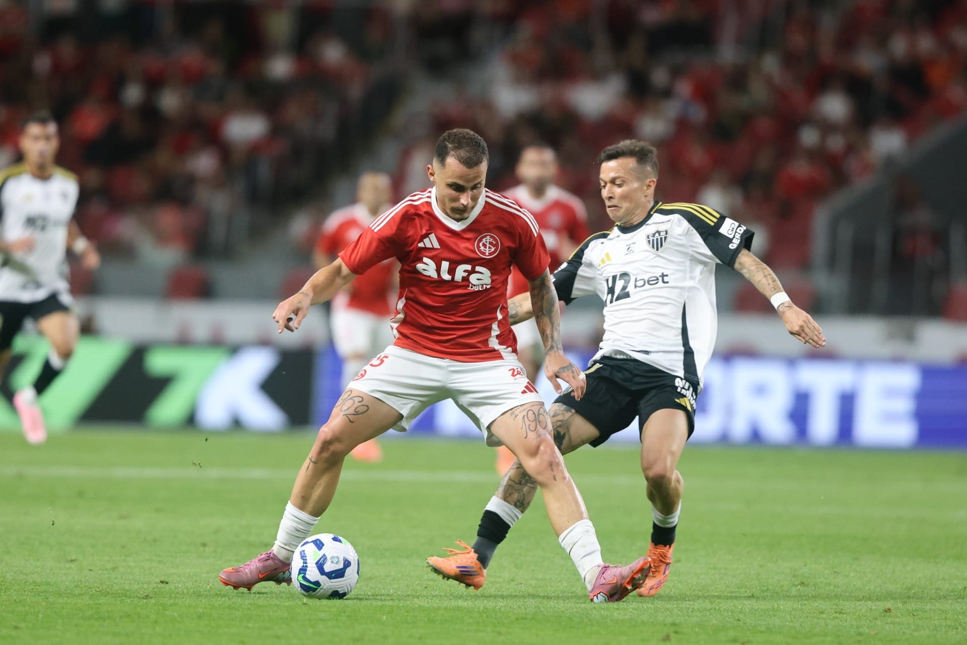 Inter fica com um jogador a mais, mas Atlético-MG segura empate