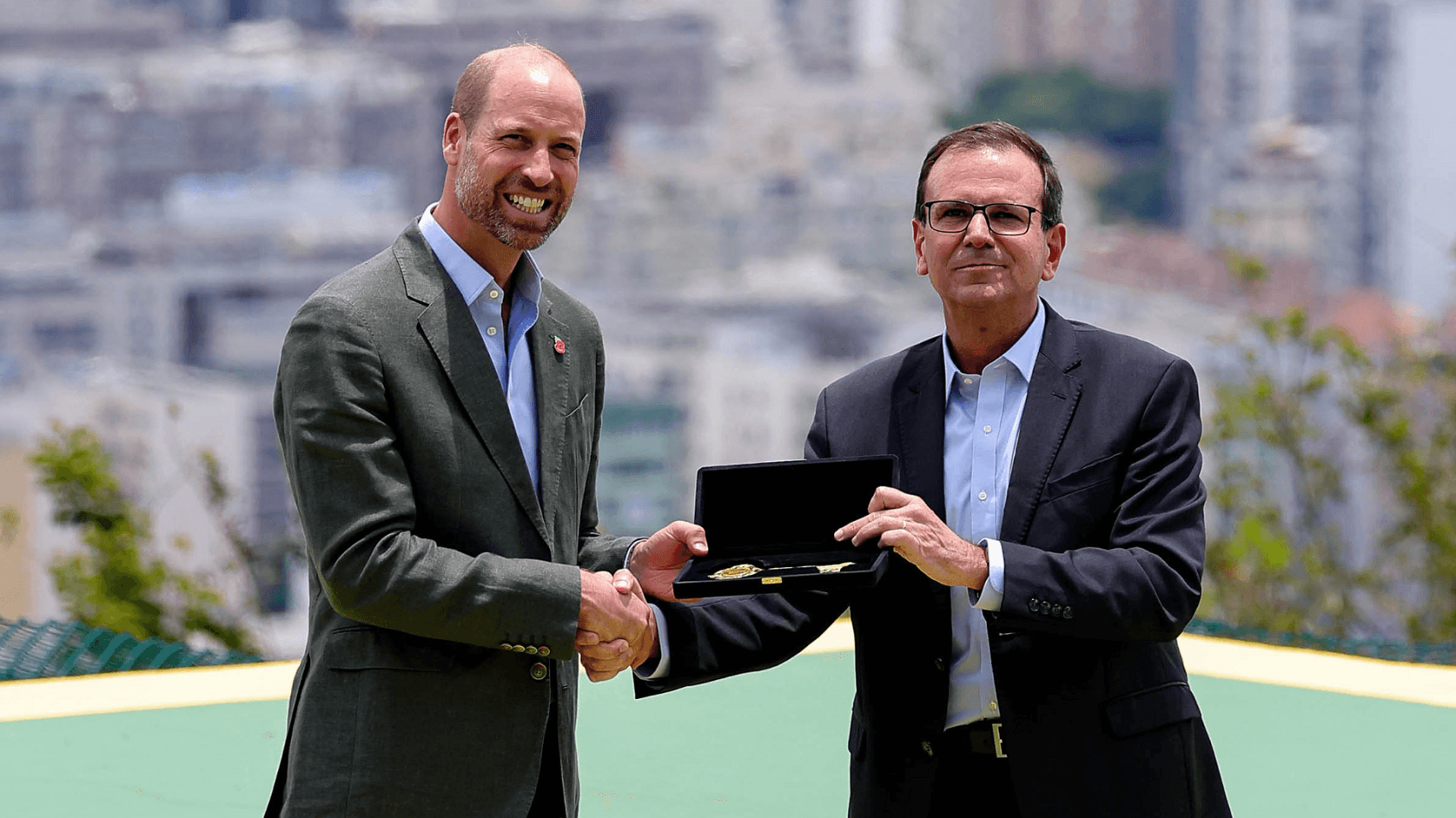 Eduardo Paes entrega as chaves do Rio ao príncipe William no Pão de Açúcar