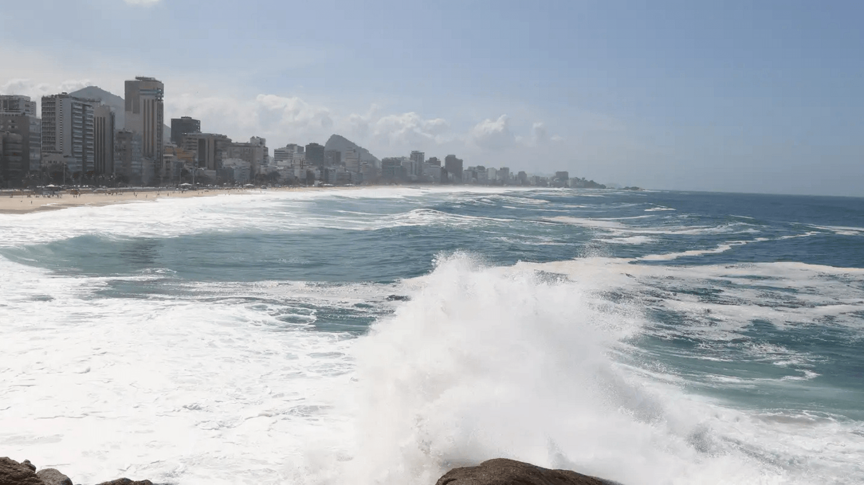 Marinha emite alerta de ressaca para o litoral do Rio no Réveillon