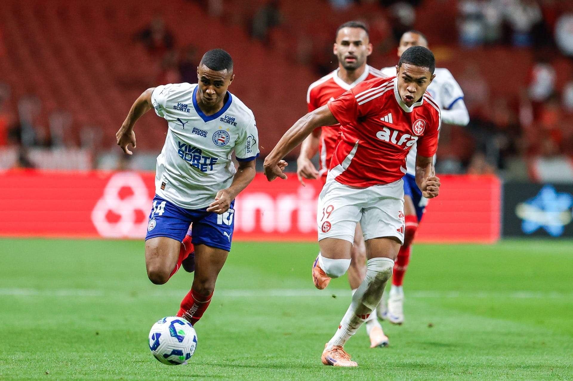 Inter cede empate ao Bahia no fim e segue pressionado perto do Z4