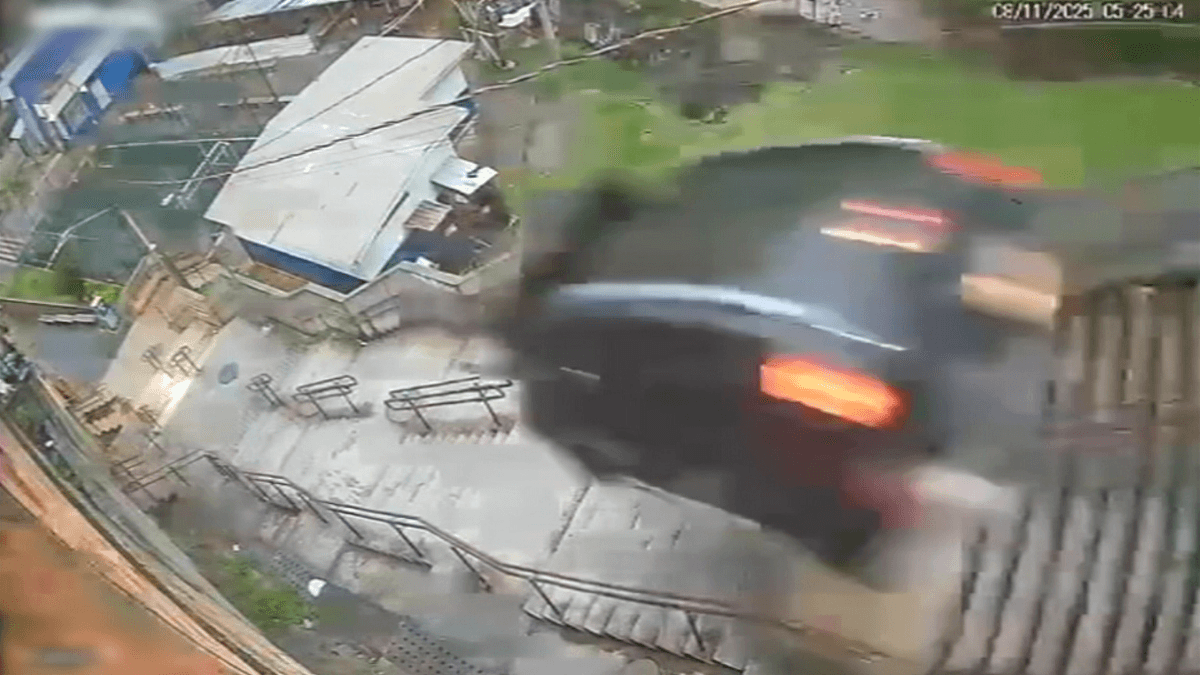 Vídeo: carro ‘voa’ sobre escadaria e capota após motorista passar mal em SP