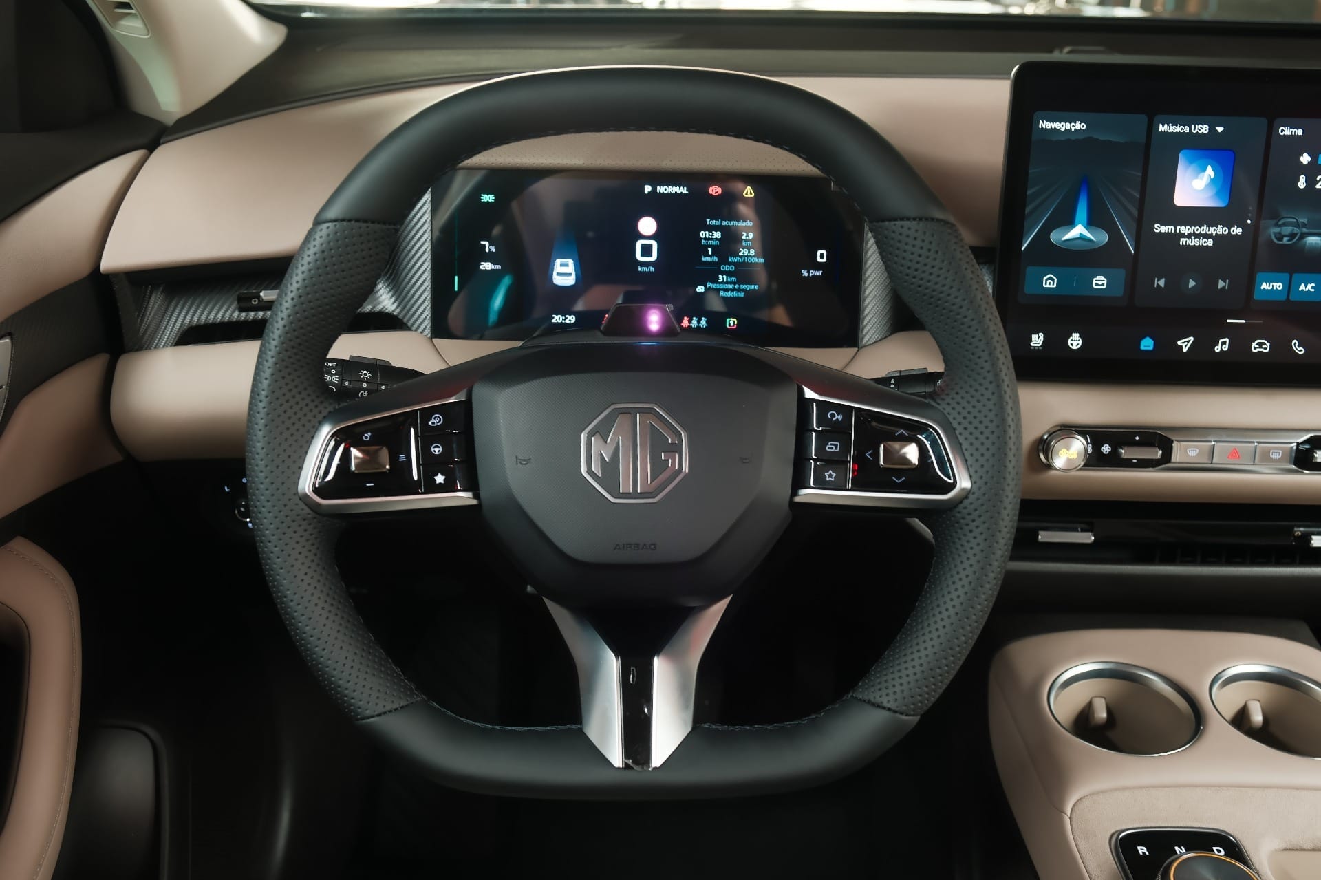 MG Motor chega oficialmente no Brasil com três EVs; conheça detalhes e ...