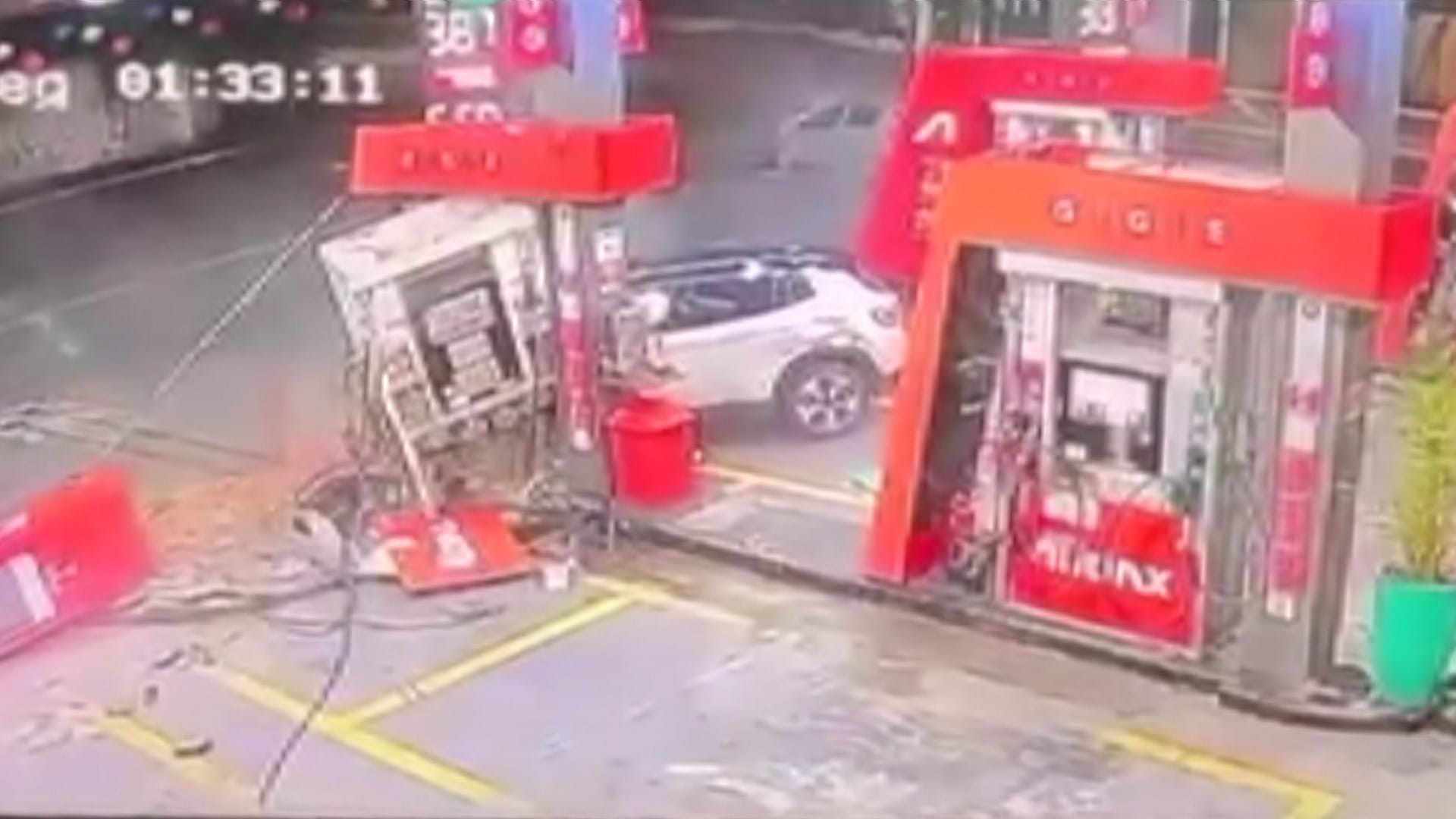 Carro desgovernado destrói bomba em posto de gasolina em SP
