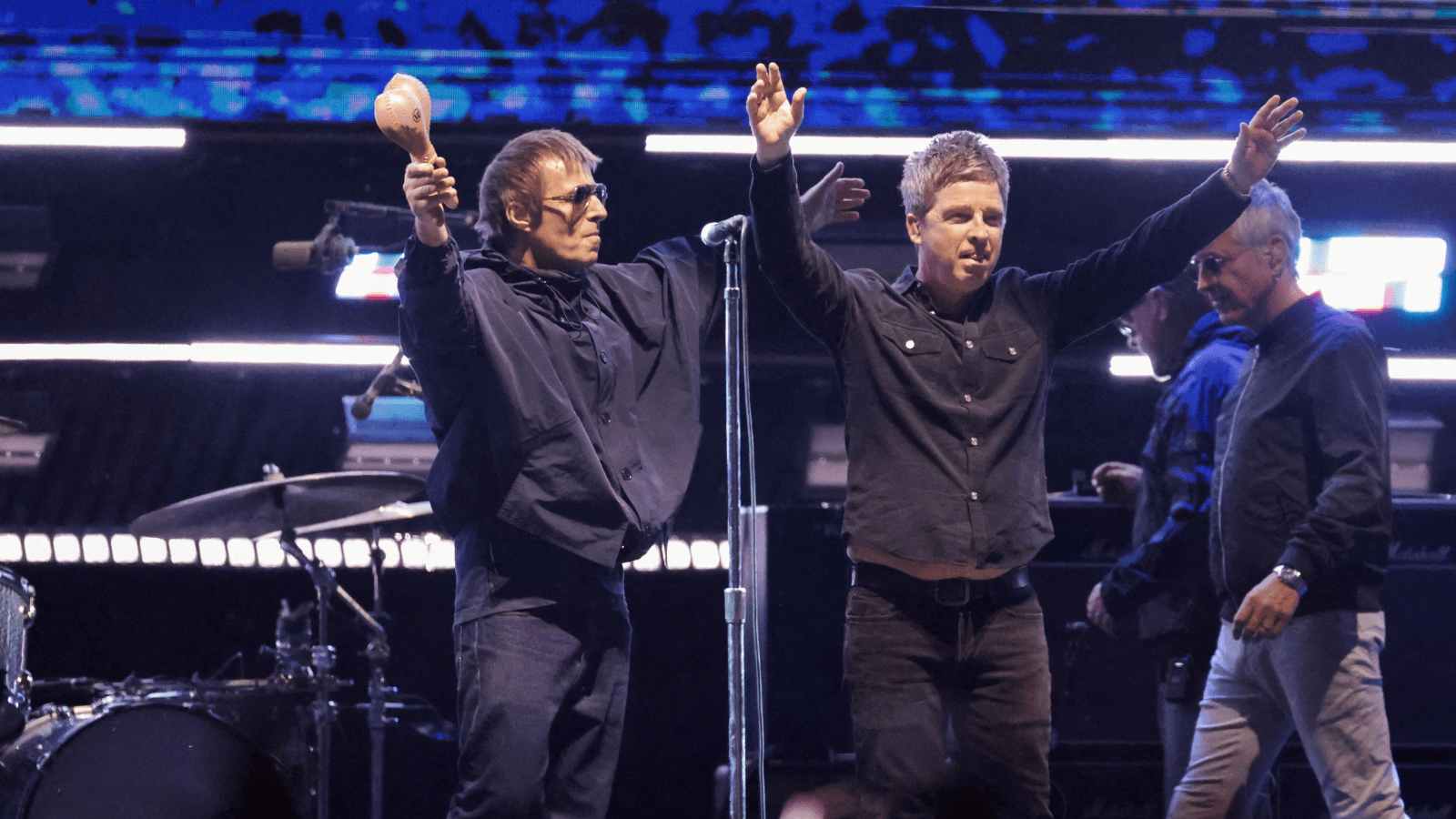 Por que todo mundo está pulando de costas nos shows do Oasis?