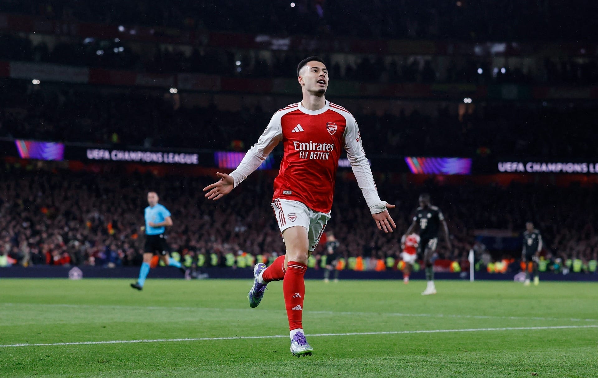 Arsenal vence Bayern com gol de Martinelli; Liverpool é goleado pelo PSV