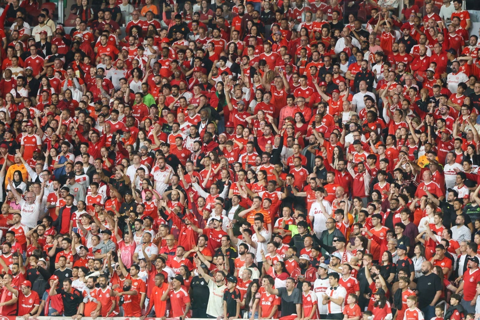 Torcida do Inter protesta antes do jogo contra o Bragantino no Beira Rio