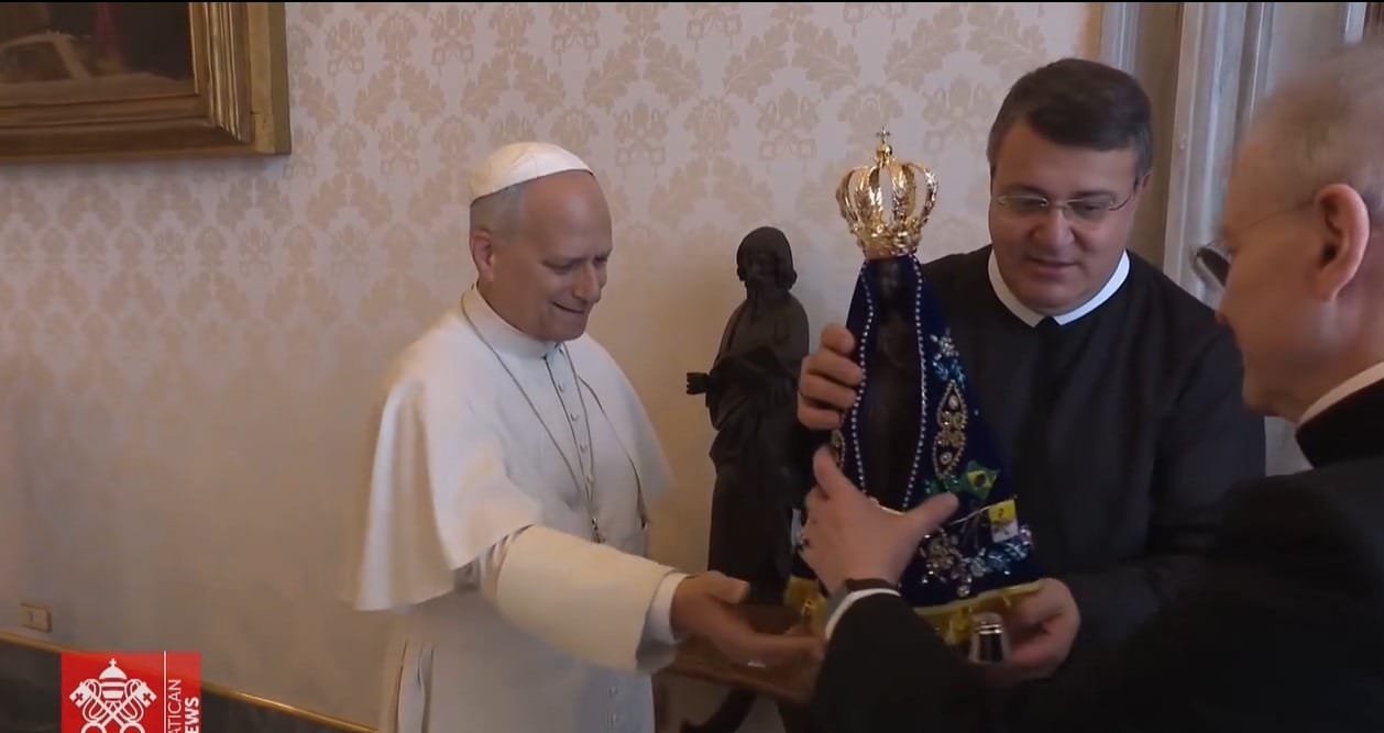 Papa Leão XIV recebe uma imagem de Nossa Senhora Aparecida.