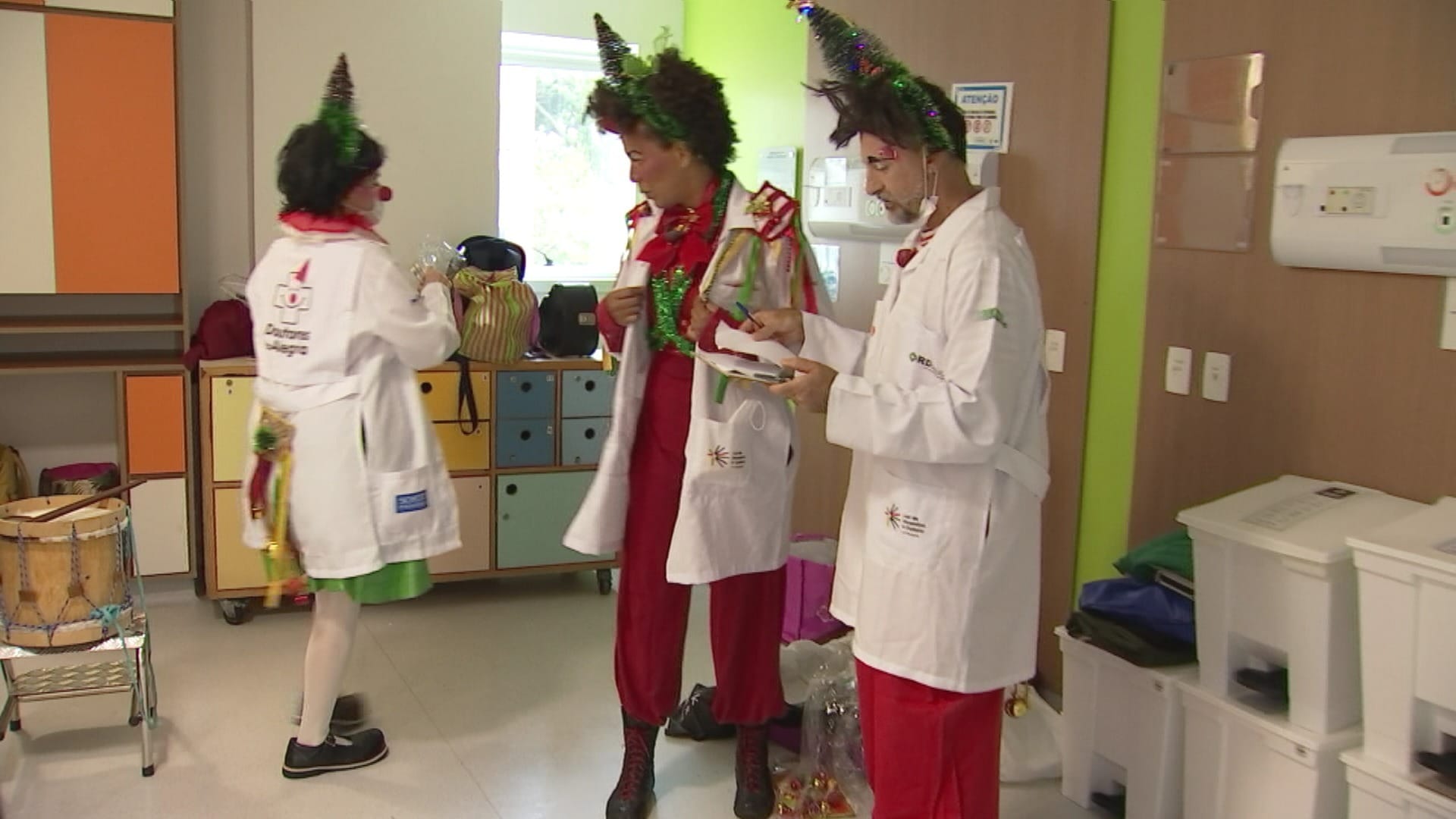 Doutores da Alegria visitam pacientes com câncer no GRAACC