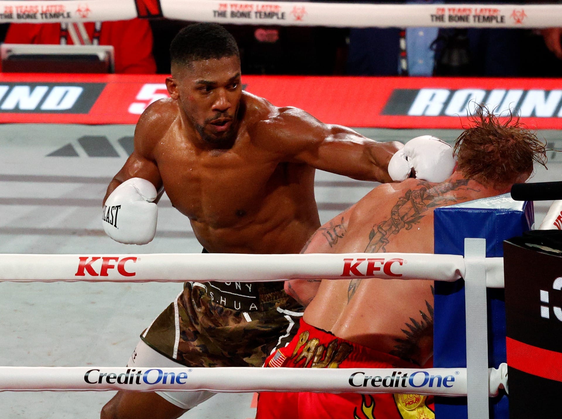Anthony Joshua sofre acidente de carro na Nigéria; 2 pessoas morrem