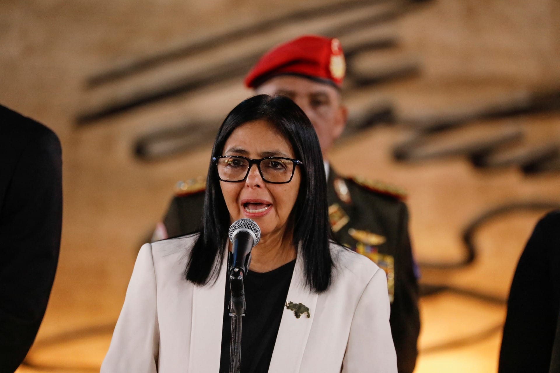 ‘Basta de ordens de Washington’, diz presidente interina da Venezuela ...