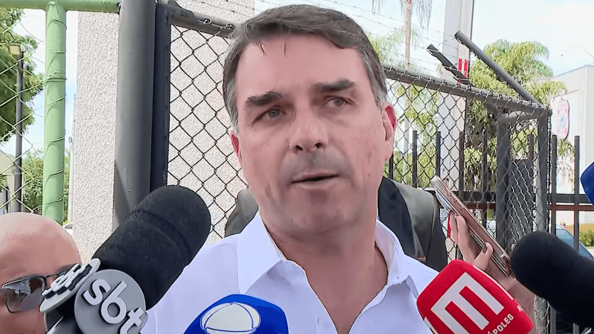 Flávio Bolsonaro diz confiar na lealdade de Tarcísio: 'Está com a gente'