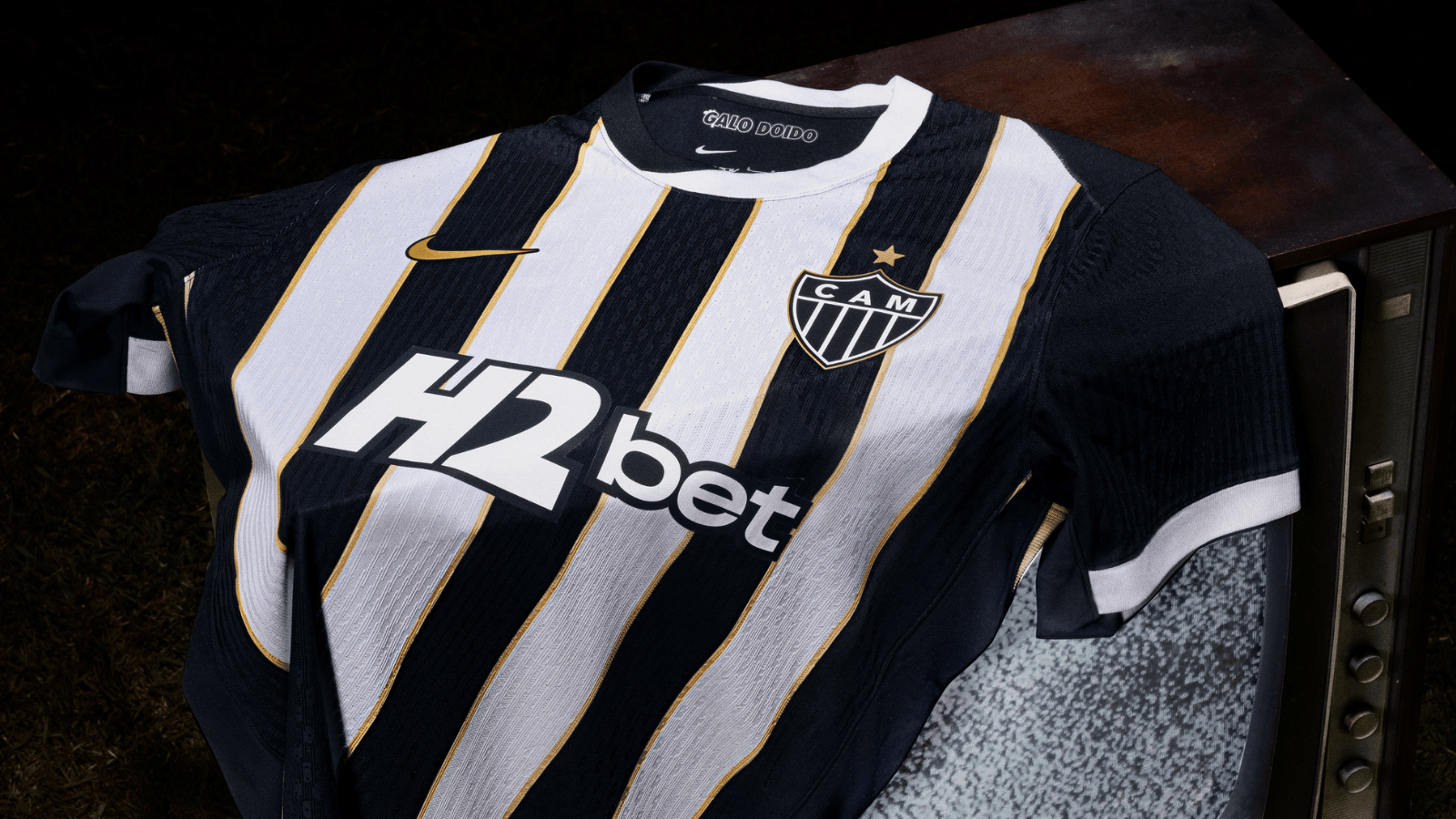 Cruzeiro lança uniforme em homenagem a título da Libertadores de 1976