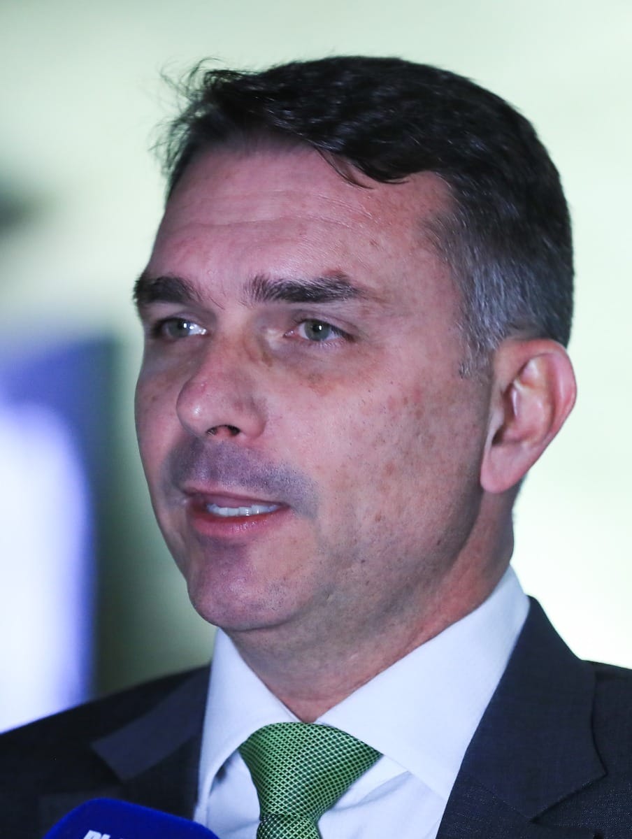 Flávio Bolsonaro cresce nas pesquisas e passa a concentrar votos do pai