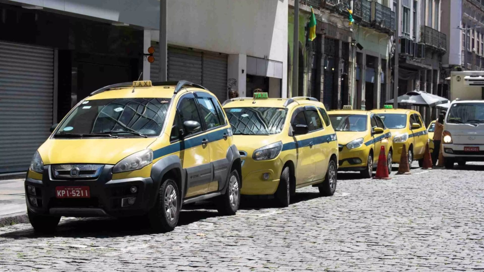 Decisão judicial sobre idade dos táxis provoca protesto de taxistas no Rio