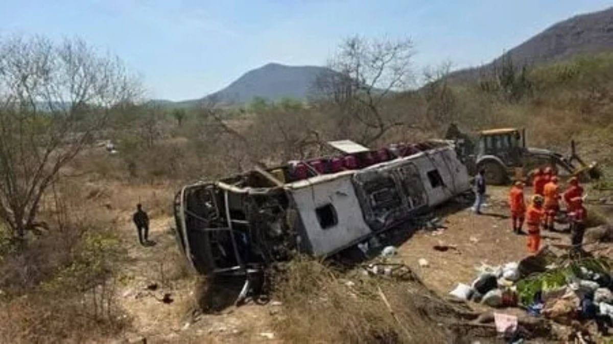 Grave acidente em Alagoas: Ônibus clandestino capota e deixa 16 mortos